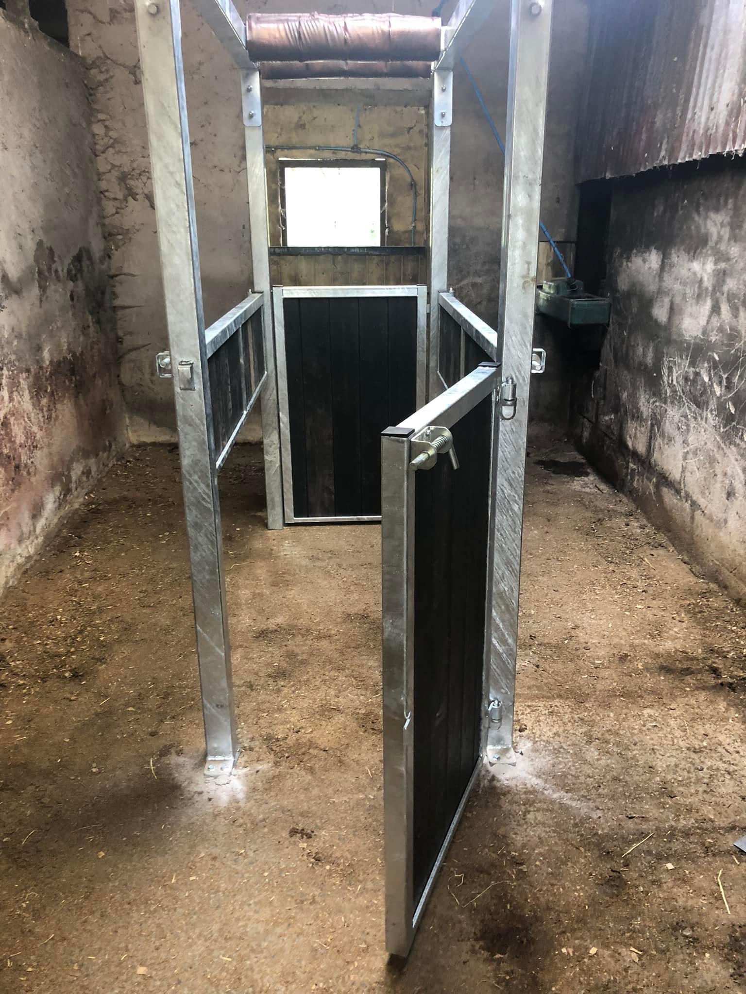 Horse Handling Stocks - Open Equine